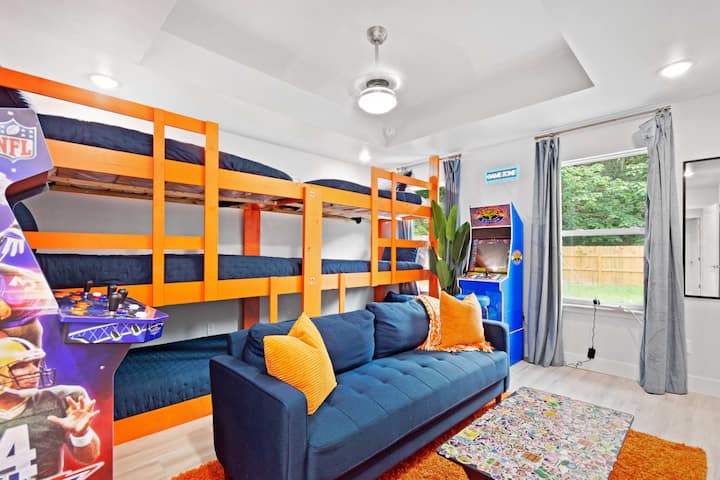 Near Uf Stadium | Sleeps 12 | Arcade + Mini Golf - 蓋恩斯維爾
