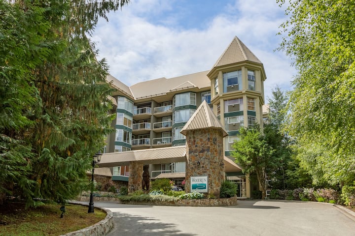 Modern Condo W/ Pool, Hot Tub & Gym - Whistler