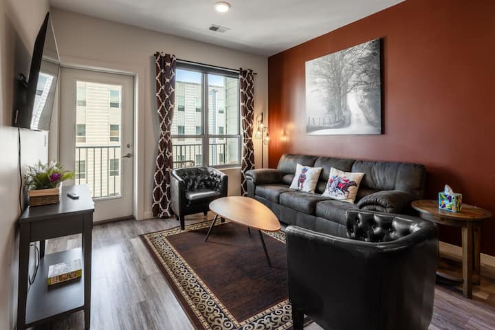 4th Street Suites - Comfortable King Bed Suite - Louisville, KY