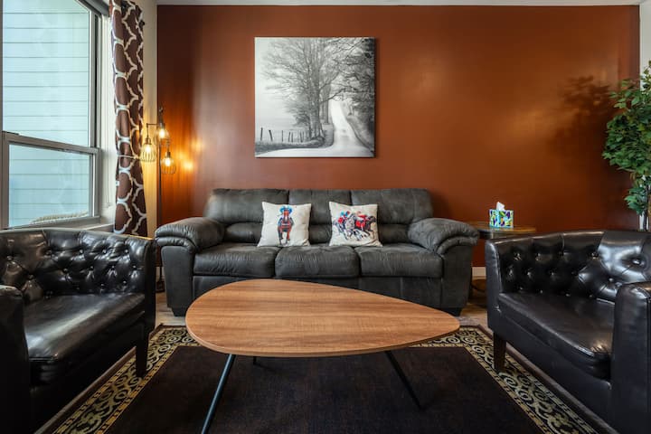 4th Street Suites - Serene King Bed Suite - Louisville, KY