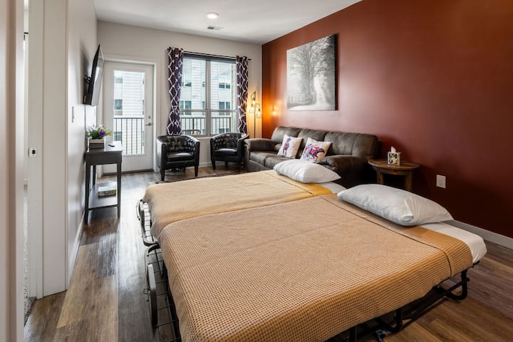 4th Street Suites - Serene King Bed Suite - Louisville, KY