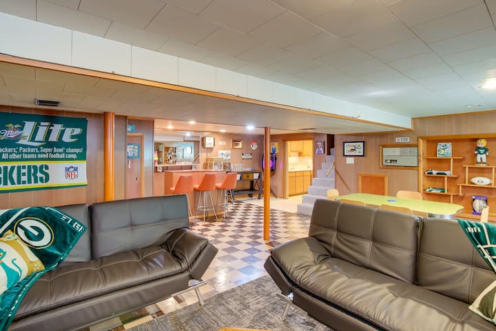 Retro Green Bay Home: Steps To Lambeau Field! - Green Bay, WI