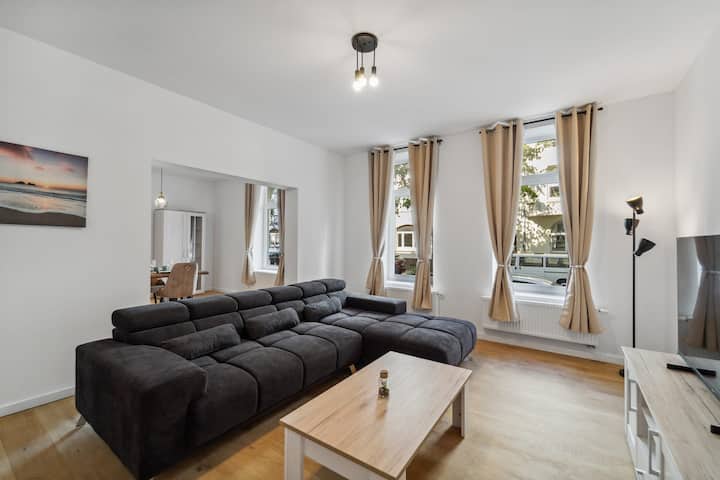 Up To 4 People Close To The Center - North Sea