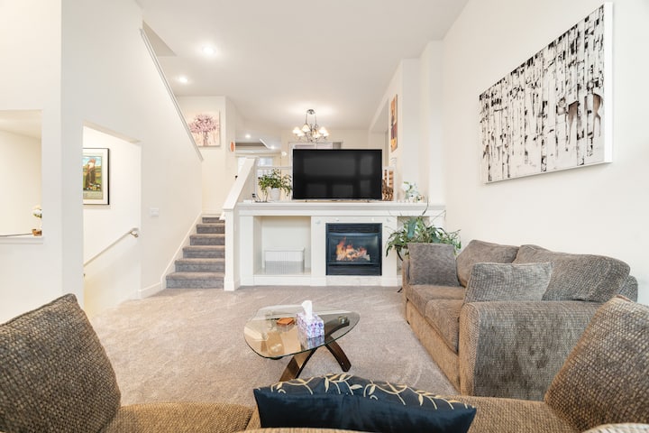 Hillsboro Executive Home | En-suite Baths + Pool - Hillsboro, OR