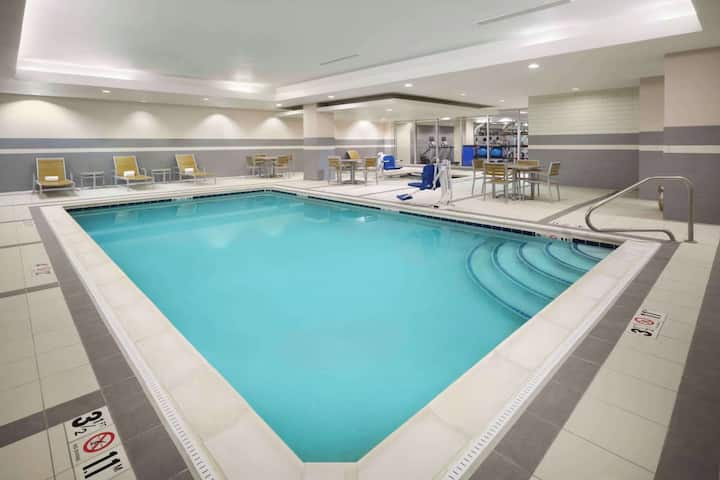 Walk To Convention Center + Breakfast. Pool. Gym. - Denver