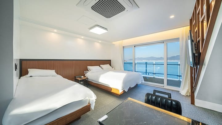 오션뷰를 감상할 수 있는 모던 인테리어의 토파즈동 203복층 애완견 동반가능 - 사남면