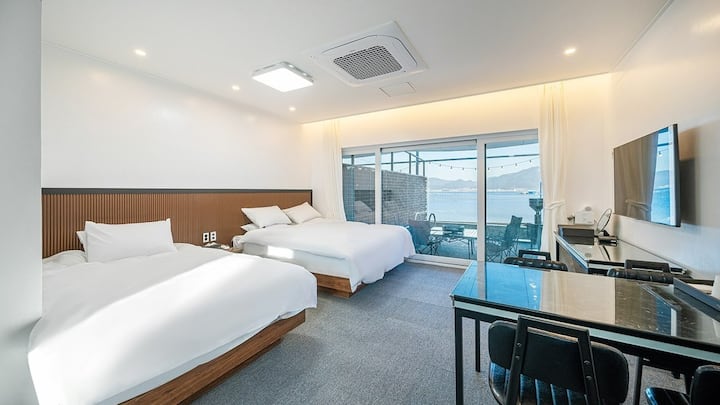 오션뷰를 감상할 수 있는 모던 인테리어의 토파즈동102단층 애완견 동반가능 - 사남면