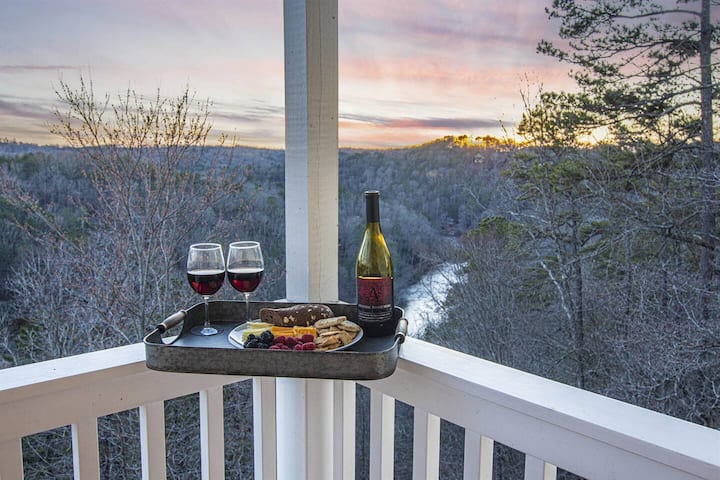 Majestic Riverfront Castle / Pets Ok - Sleeps 15 - Ellijay, GA