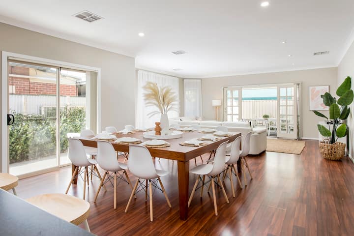 Expansive 5-bed Stunner For Corporate &Families . - Adelaide