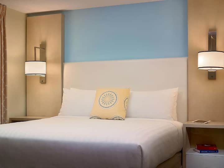 Spacious Suites At Auburn Hills! Free Breakfast! - Auburn Hills, MI
