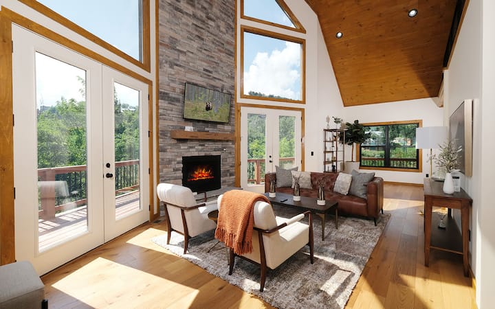 Edgewood Retreat - Luxury Theater Room + Hot Tub! - Gatlinburg, TN