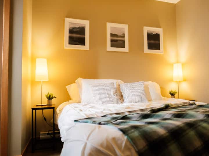 Cozy Condo With Mountain View| Hot Tub, Pool - Canmore