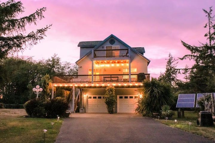 Riverfront, Dog-friendly 3br With Hot Tub - Copalis Beach, WA