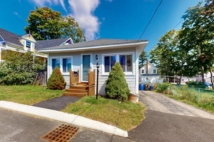 Sunny 2br With Deck & Porch, Walk To The Beach - Old Orchard Beach, ME