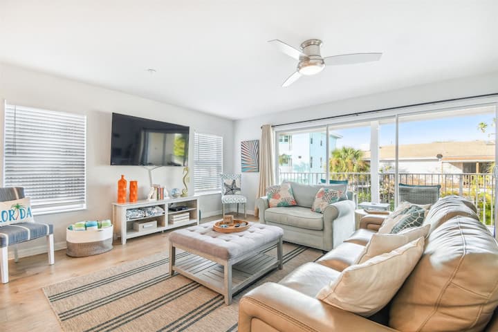 Bright & Airy 2/2 With Side Ocean View! - Indian Rocks Beach, FL