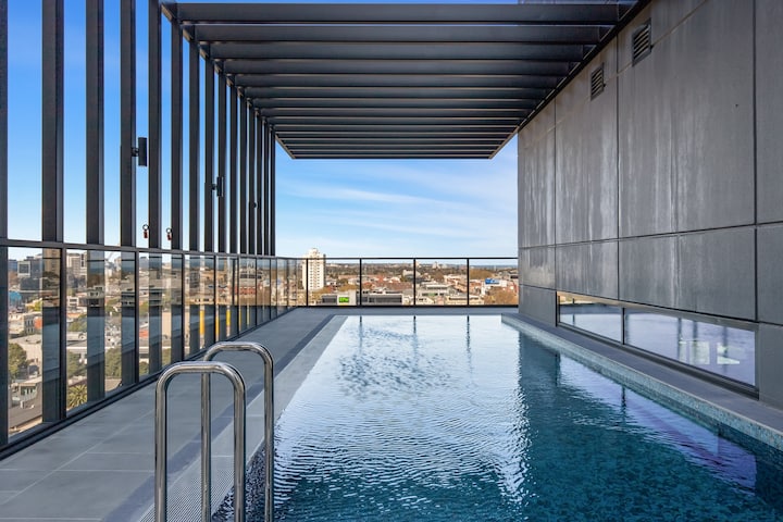 Stylish 1-bed With Pool Gym & Stunning Views - Melbourne