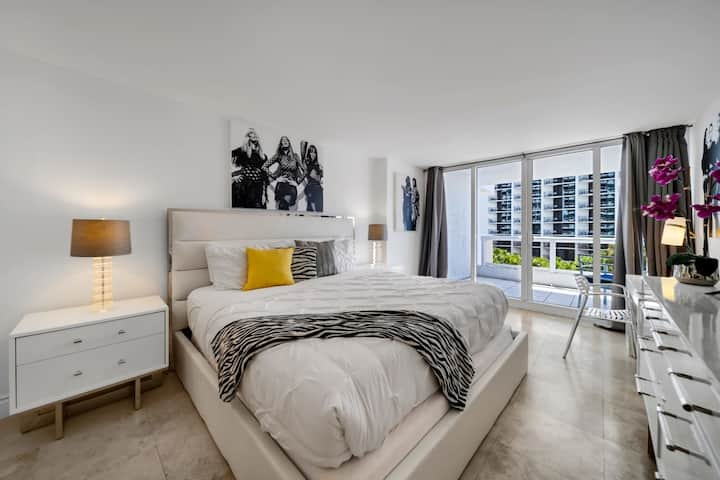 1br Sunlit Apartment – Balcony Views & Art Basel - Miami, FL