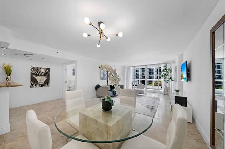 King Bed & Balcony | Pool & Gym | Staycozy - Miami, FL