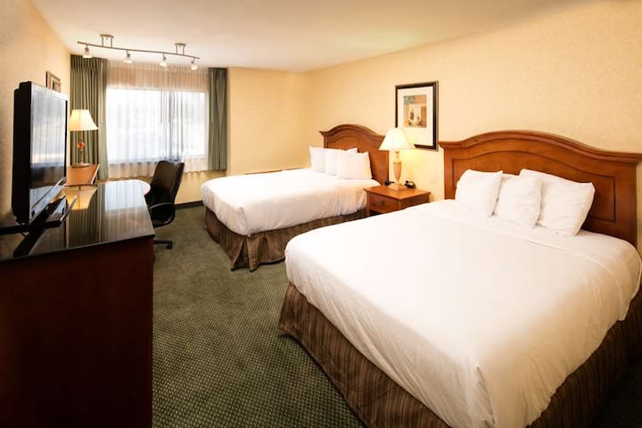 Best Choice! 2 Spacious Units, Outdoor Pool! - Wenatchee, WA