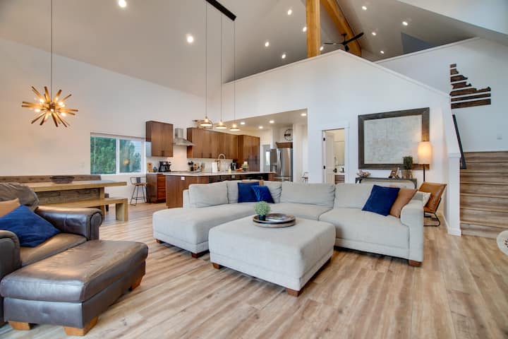 Modern Donnelly Cabin W/ Private Hot Tub - Tamarack Ski Resort, ID
