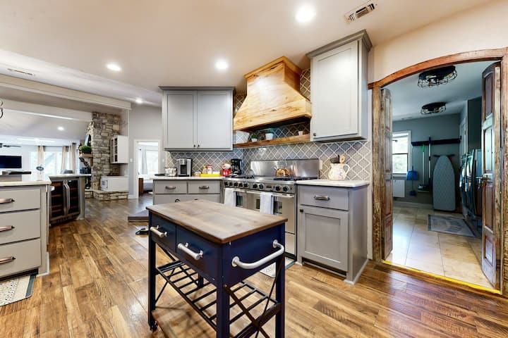 4br Serene Stay With Wrap-around Porch - Dogs Ok - Wimberley, TX