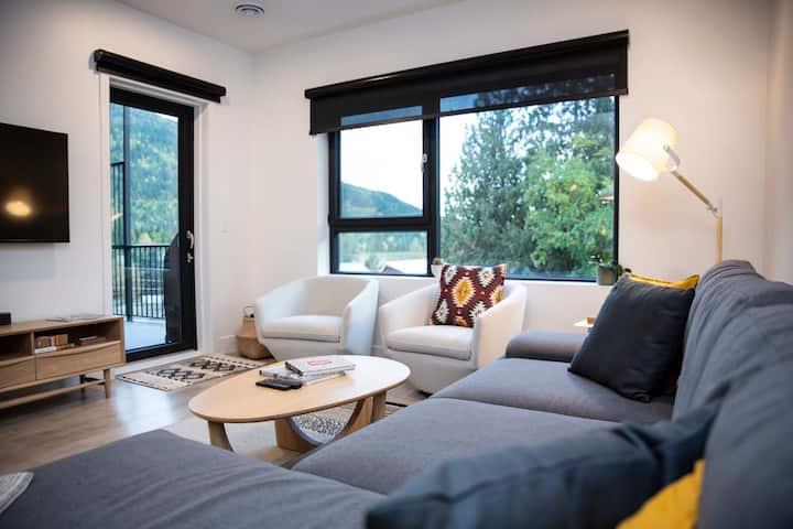 Le Refuge - Revelstoke Condo With Hot Tub - Revelstoke