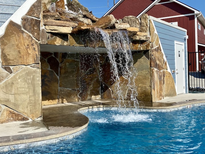 5-star Intown Waterfall Pool Resort Family Amenity - Branson, MO