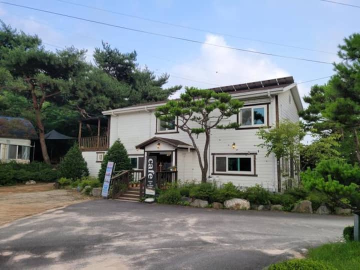 독채 단체객실 객실, 하얀집 독채 (침대룸3+ 거실+개별바베큐장+노래방) - Seoul