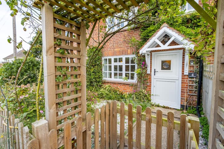 4 Church Cottages, Near Southwold, Suffolk. - Walberswick