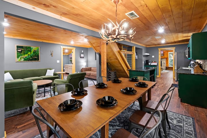 *Early Fall Specials! Fire Pit, Hot Tub, Creek!* - Gatlinburg, TN