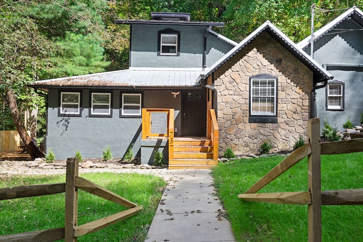 *Low Winter Rate! Central, Hot Tub, Creek, Quiet!* - Gatlinburg, TN