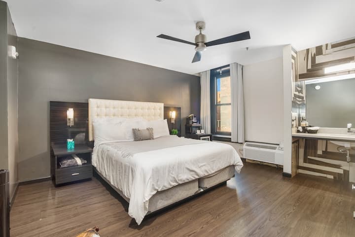 Stylish Studio With Roll-in Shower - Union Station LoDo - Denver