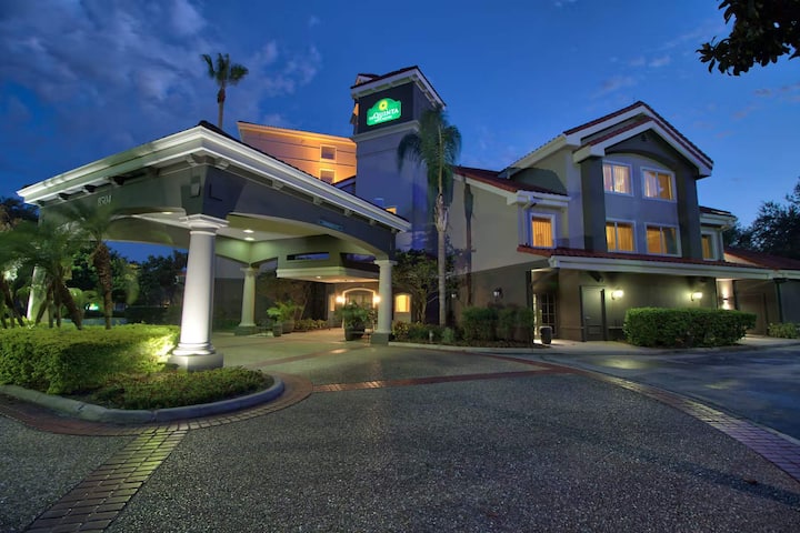 Close To Universal Orlando Resort + Free Breakfast - Orlando, FL