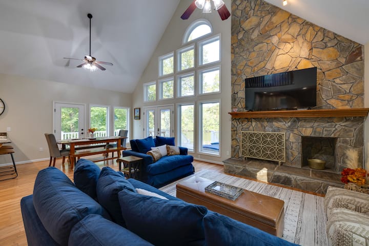 Waterfront Hartfield Vacation Rental W/ Dock! - Saluda, VA