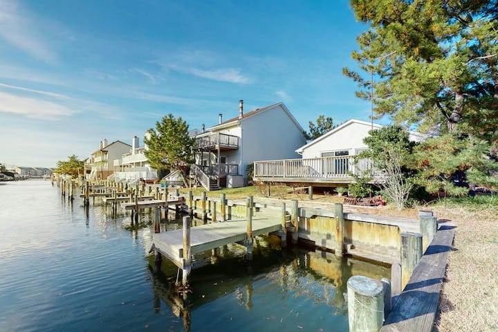 Canalfront Oasis: Private Dock, Deck & Wifi - Ocean City, MD