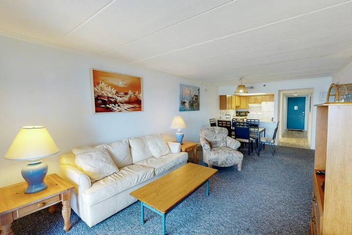 Oceanfront Suite: Balcony Views, Ac & Laundry - Ocean City Beach, MD