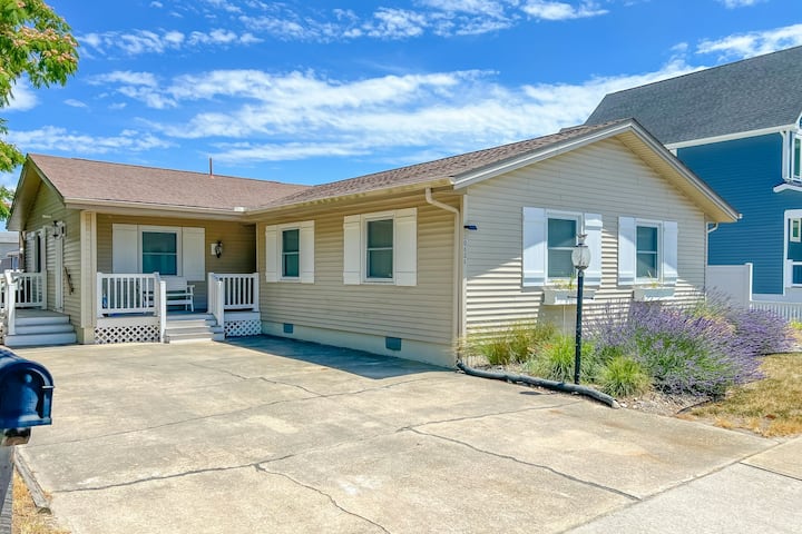 Canalfront Retreat With Private Deck & Bay Views - Ocean City, MD