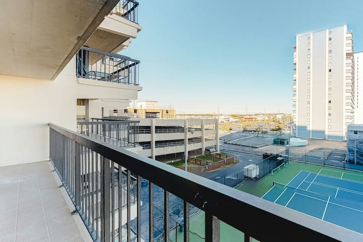 Sunny Beach Condo: Balcony, Pools & Gym Access - Ocean City, MD