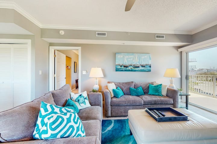 Sunny Poolside Bliss: Park-side Condo W/ Balcony - Ocean City, MD