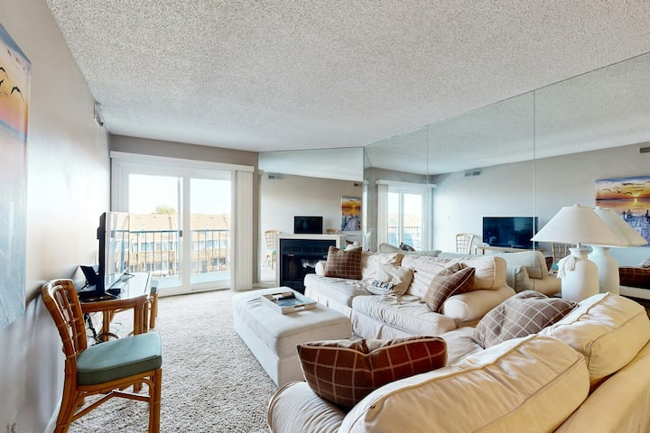 Canalfront Condo: Balcony, Pools & Beach Access - Ocean City, MD