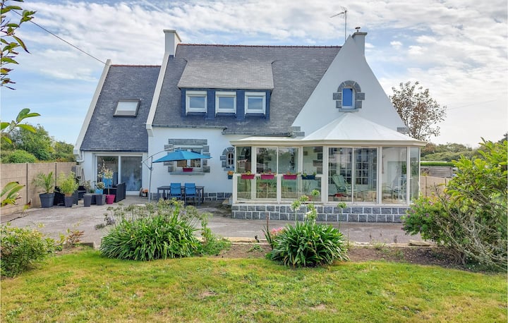 Pet Friendly Home In Plogoff With Kitchen - Pointe du Raz