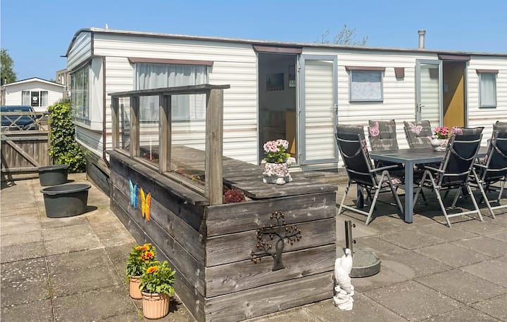 2 Bedroom Amazing Home In Makkum - Makkum