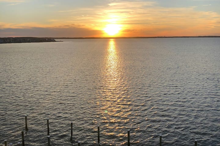 Bayfront Bliss: Balcony, Pool & Stunning Views - Ocean City, MD
