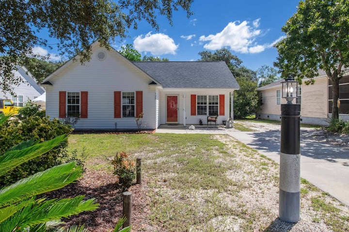 Charming Home! Minutes From Beach, Dog Friendly - Oak Island, NC
