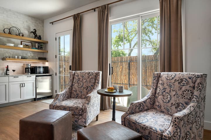 The Stables Suite Two-1 Block To Main Street! - Fredericksburg
