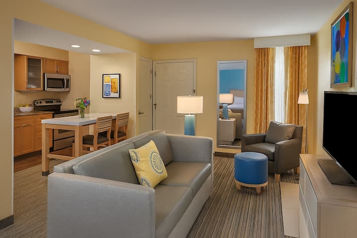 Enjoy At Cleveland Aquarium! 4 Units W/ Kitchens! - Parma, OH