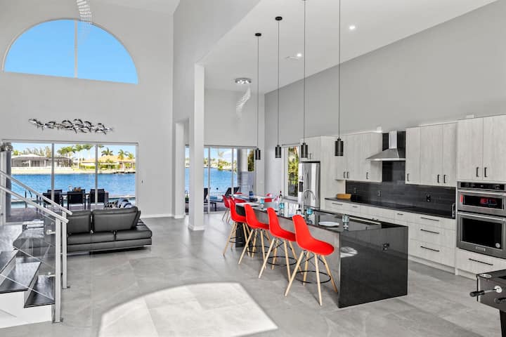 Lakefront Villa W/ Heated Pool & Patio - Burnt Store Marina