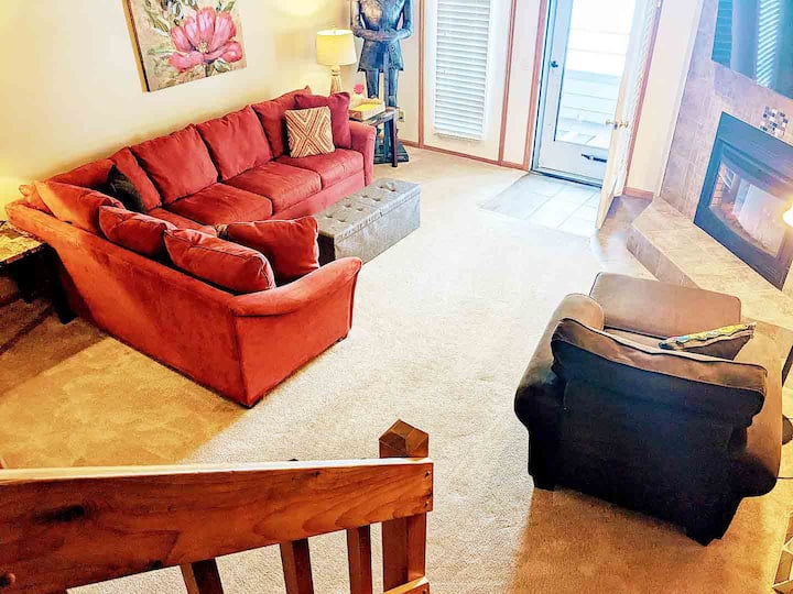 Lighthouse Cove 610 Overlooking The Beach! - Wisconsin Dells, WI