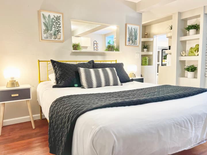 Urban Oasis Near The Zoo: A Central Studio For 2 - San Diego, CA
