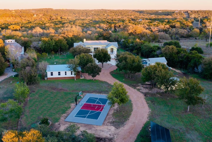 7 Br Gated Compound | Sleep 26 | Pool | Pickleball - Driftwood, TX